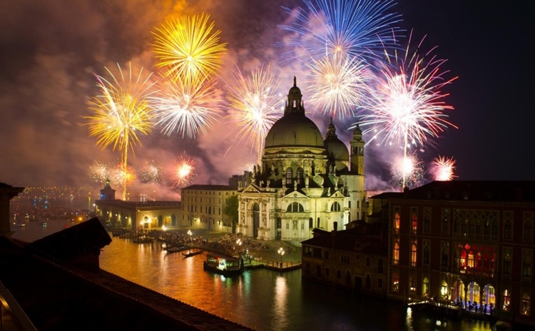 Folklore in Veneto. In Luglio: Festa del Redentore a Venezia. Folklore in Veneto. In Luglio: Festa del Redentore a Venezia.